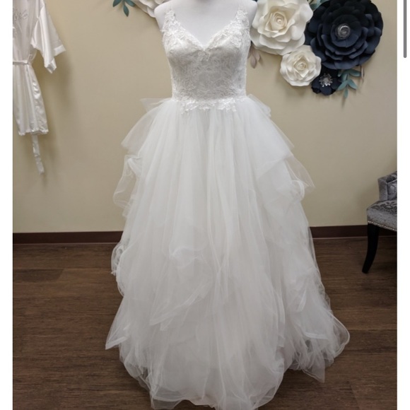 Dresses | Nwt Scoop Back Ball Gown Sample Size 12 Light Lace Tulle ...